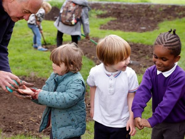Planting more Postcode Gardeners | Friends of the Earth